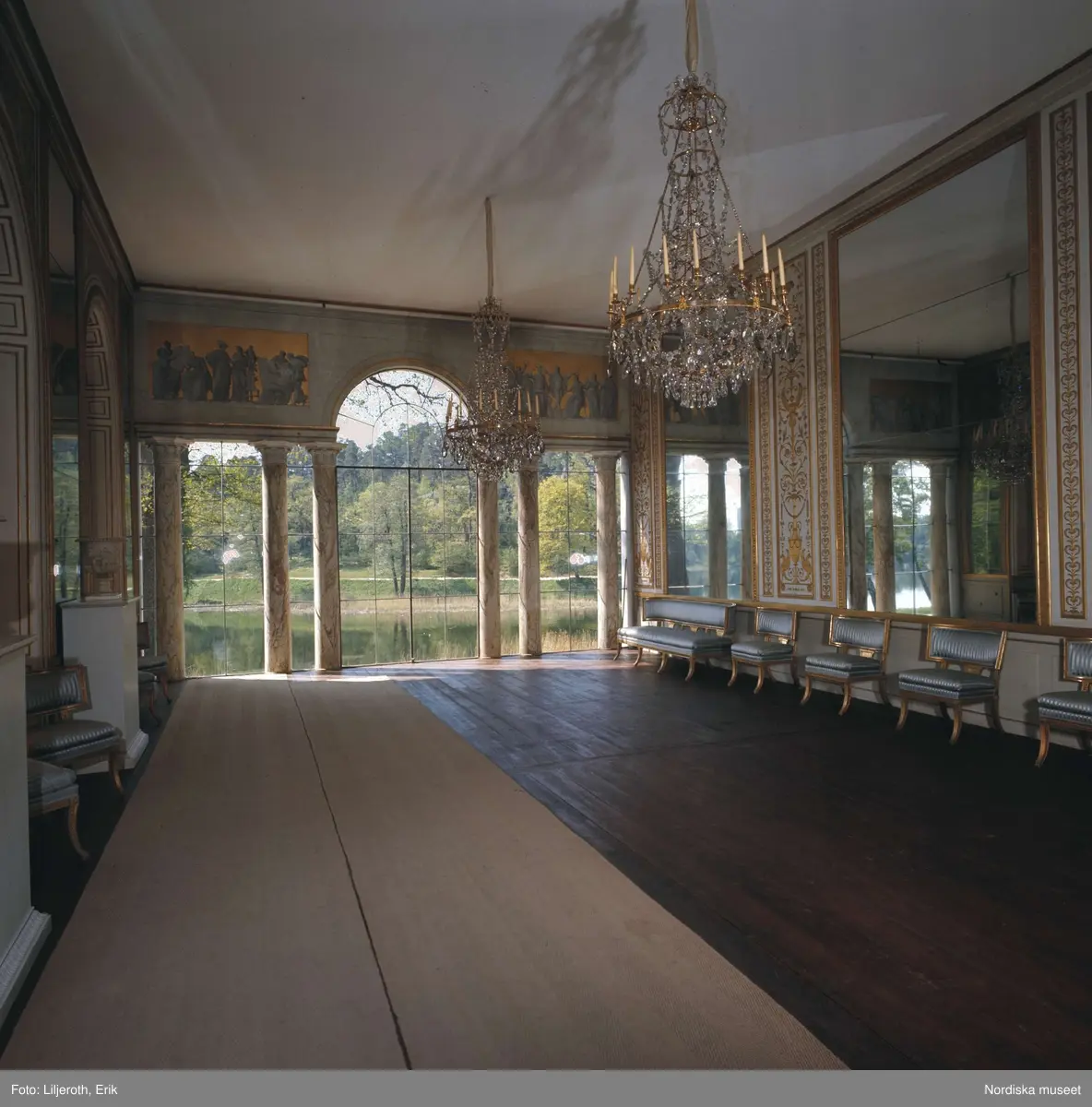 Spegelsalen, Haga slott, med utblick mot Hagaparken och Brunnsviken ...