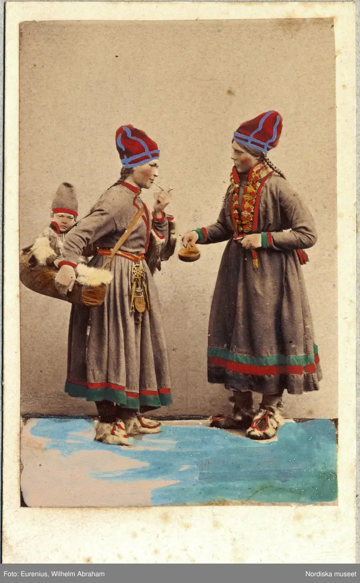 Dräktdockor föreställande samiska kvinnor från Åsele, Lappland. Den ena ...