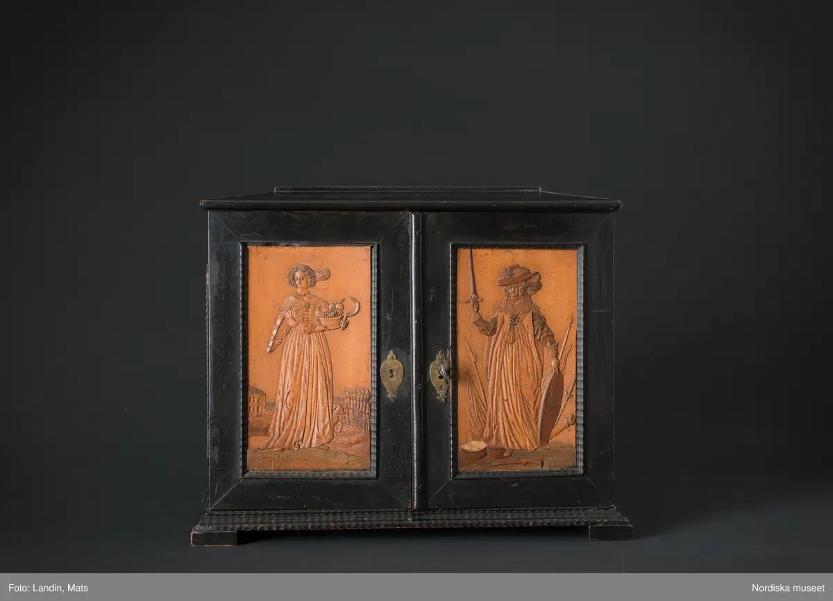 Skåp, kabinettskåp, trä; två dörrar; blindträ furu, fanér svartbetsat ...