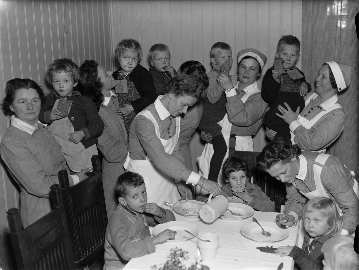"Över 50 finska barn spridas i dag över länet", Uppsala 1941 ...