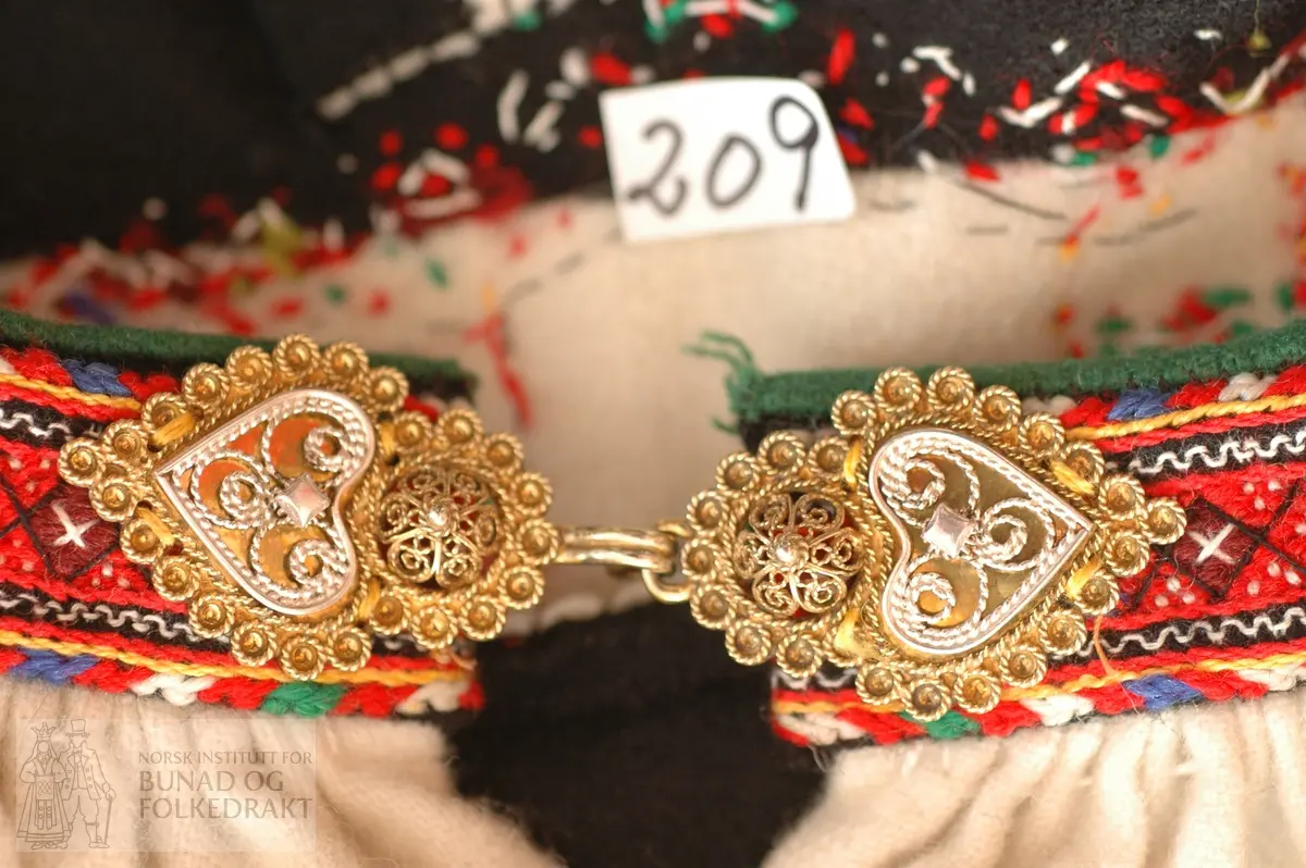 Stakk - Norsk institutt for bunad og folkedrakt / DigitaltMuseum