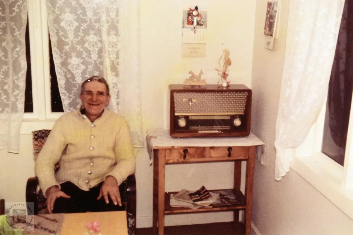 Simon Håland lytter på radio. Konsmo. - Historiske Foto- Marnardal og ...