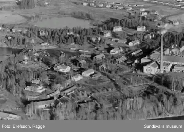 Flygfoto över Matfors med fabriken och bruksgatan - Sundsvalls museum ...