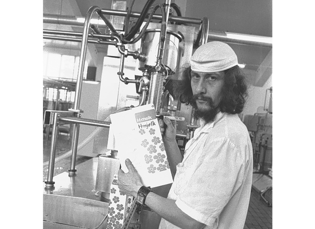 Alvdal, Melkekartonger ved meieri, Tine, Mann skriver på kartong - Anno ...