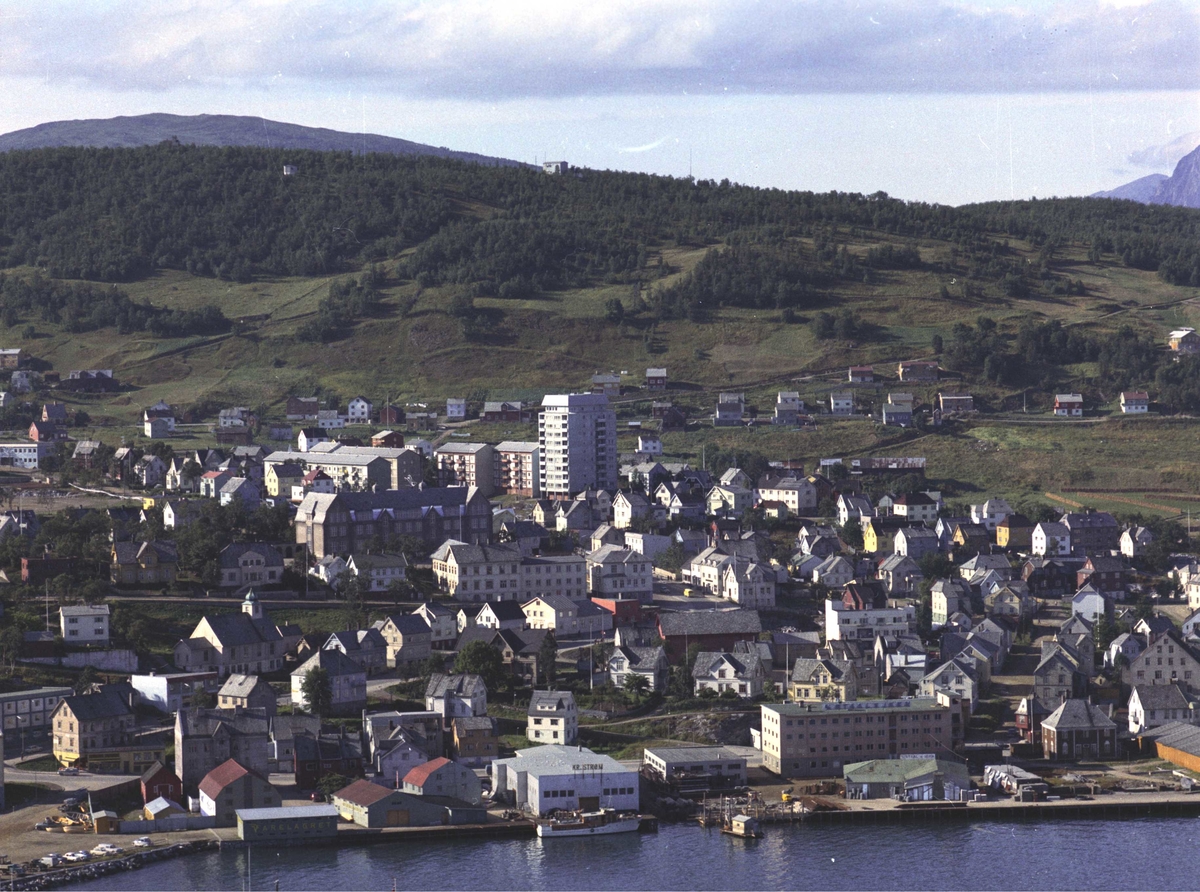 Flyfoto av havneområdet i Harstad, med øvre del av Hamnneset i ...