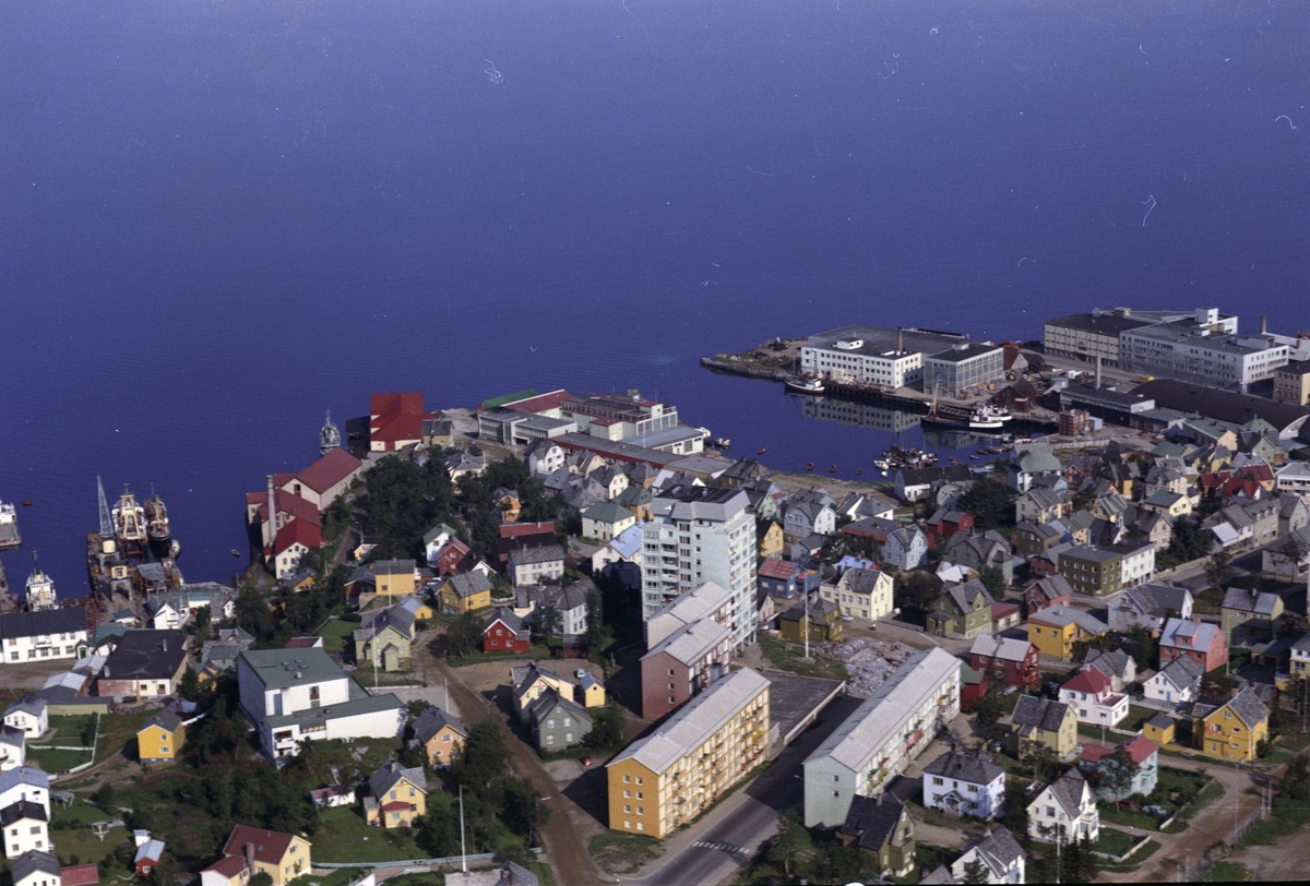 Flyfoto av Harstad med Punkthuset, Hamnneset og Larsneset. - Sør-Troms ...