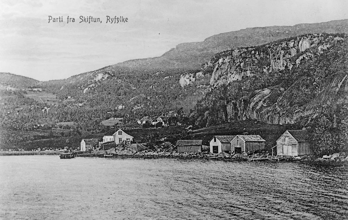 naust hus fjell sjø - Ryfylkemuseet / DigitaltMuseum