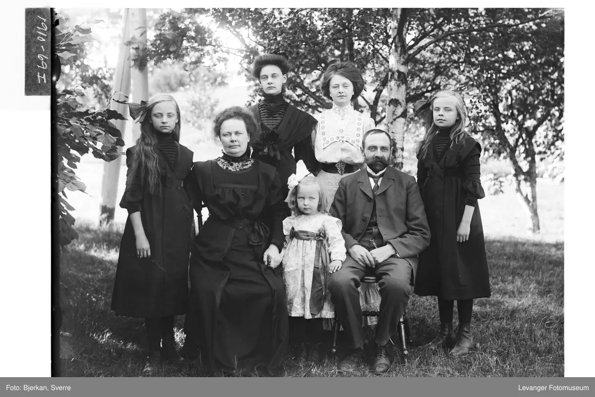 Jon Grue og Anna Welle Grue med famile - Levanger Fotomuseum ...