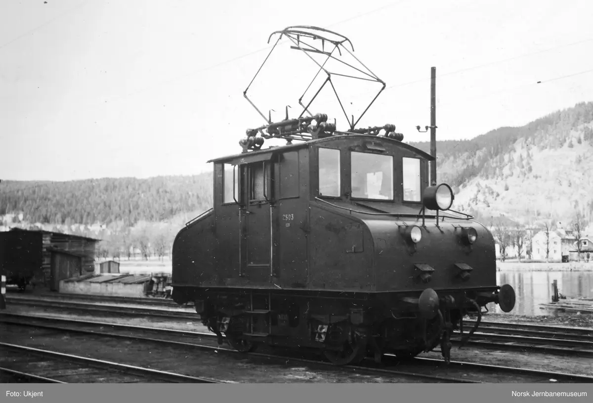 Elektrisk lokomotiv El 6 nr. 2503 - Norsk Jernbanemuseum / DigitaltMuseum