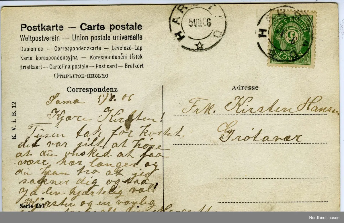 Postkort med fotografi av to småbarn. Begge har store, hvite hatter ...