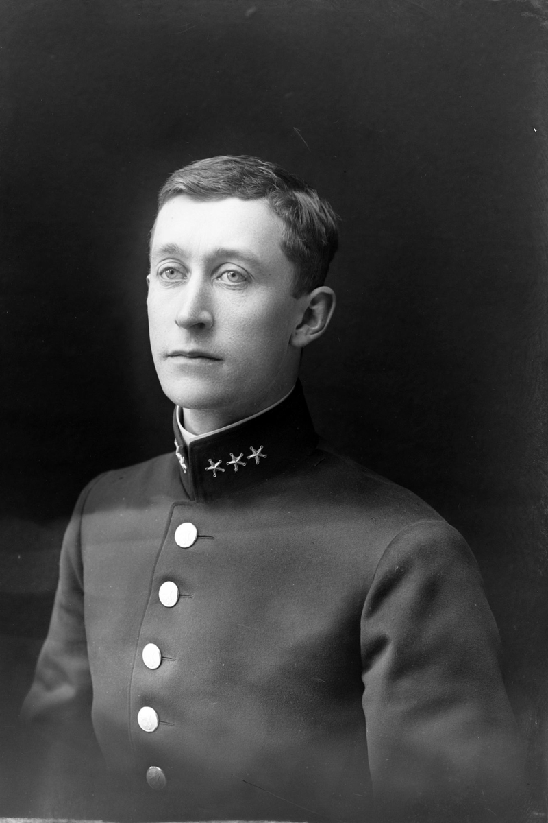 Studioportrett av en mann i uniform. - Sør-Troms Museum / DigitaltMuseum