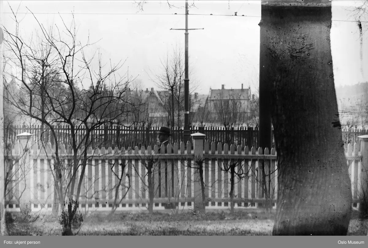 hage, gjerde, mann - Oslo Museum / DigitaltMuseum
