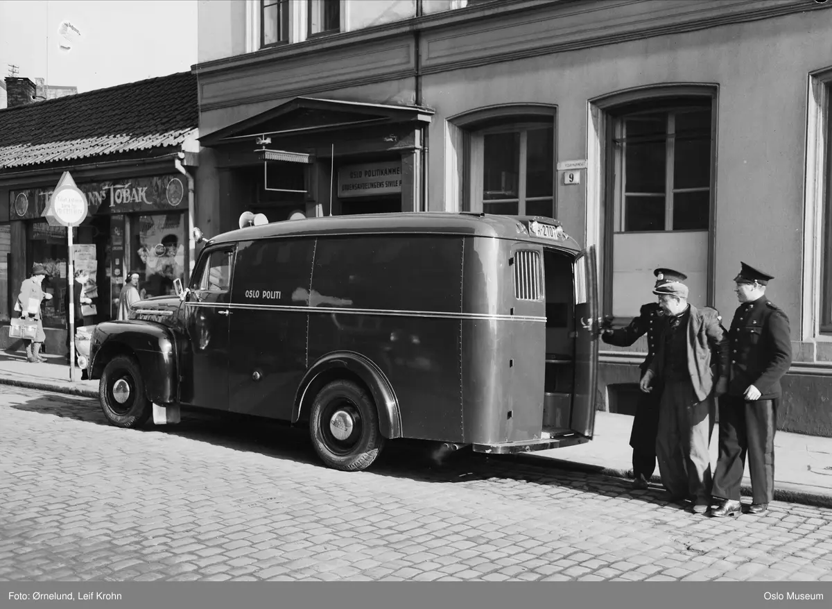 Politibil i Vognmannsgata. - Oslo Museum / DigitaltMuseum