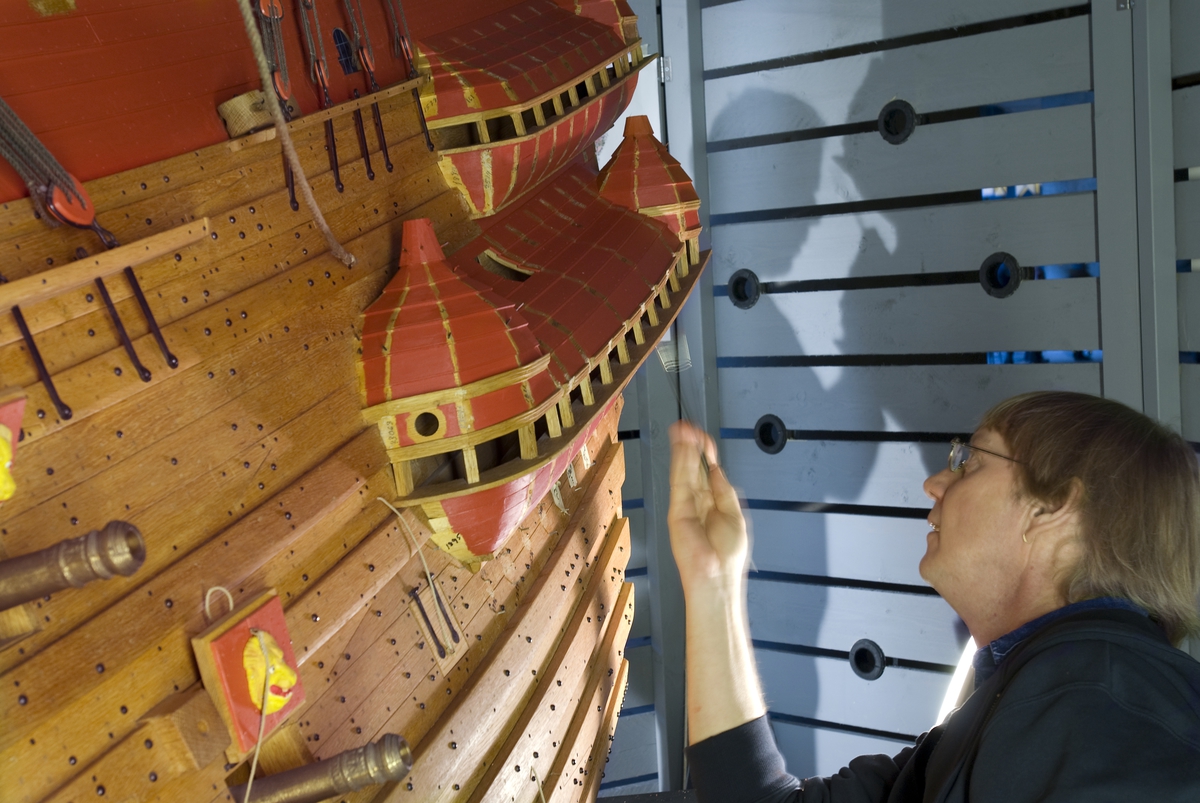 Vasa-modellen i skala 1:10 målas. Modellbyggare Jan Claesson i arbete ...