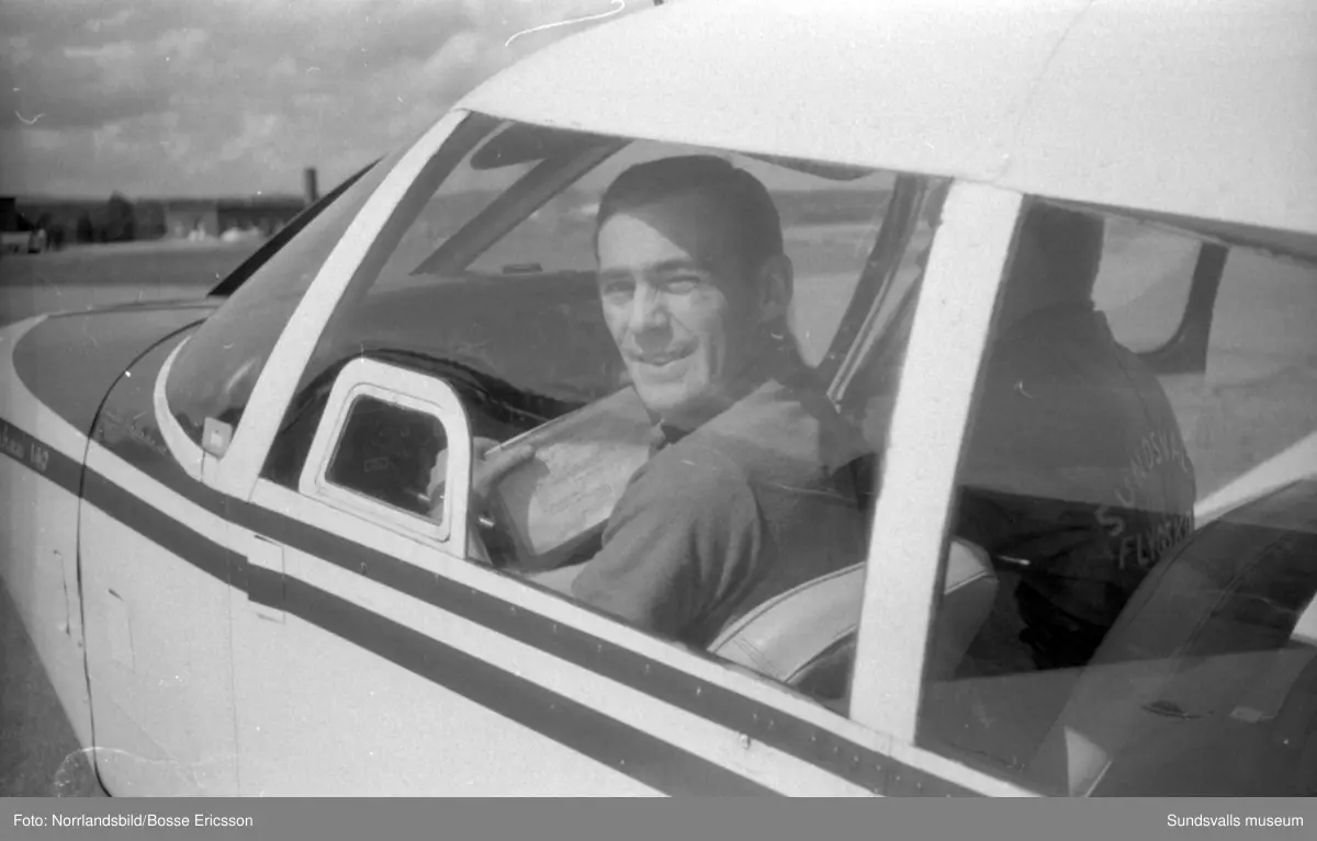 Artisten Gunnar Wiklund flyger över Sundsvall. - Sundsvalls museum ...