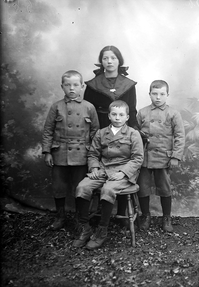 Gruppeportrett. Gildeskål. Jenta var konfirmant i Saura kirke i 1920 ...