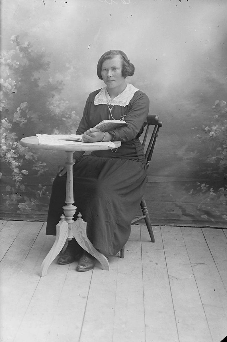 Portrett. Emma Kristofa Johansen, Sørfinnset, Gildeskål. Datter av ...