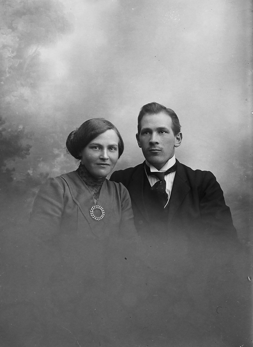 Portrett. Et par i 20-åra. Bildet er tatt på Reine i Lofoten ...