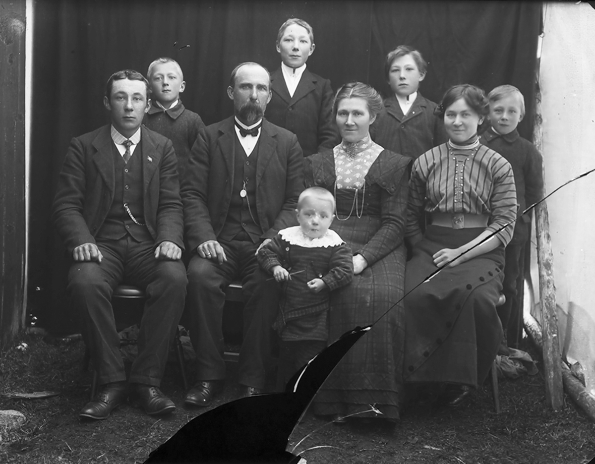 Kristen Pedersen, f. 1865 og hustru Inga, f. 1866, sammen med seks av ...