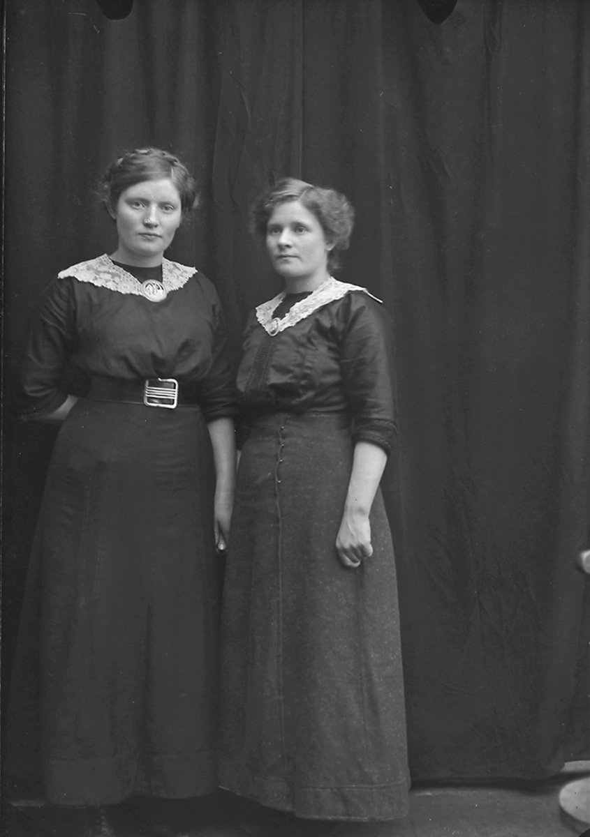 Portrett. Fra venstre: Søstrene Petra Arntine Rasmussen, 1889-1981, og ...