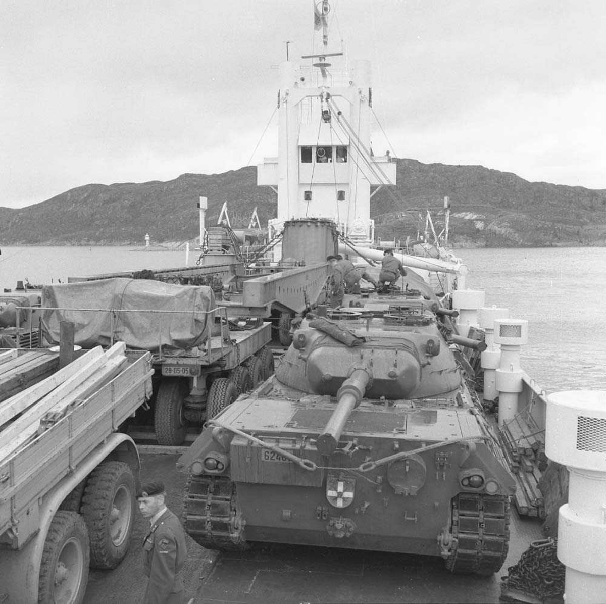 Her ankommer nye stridsvogner til Luftvernartilleriet (LVA) i Bodin ...