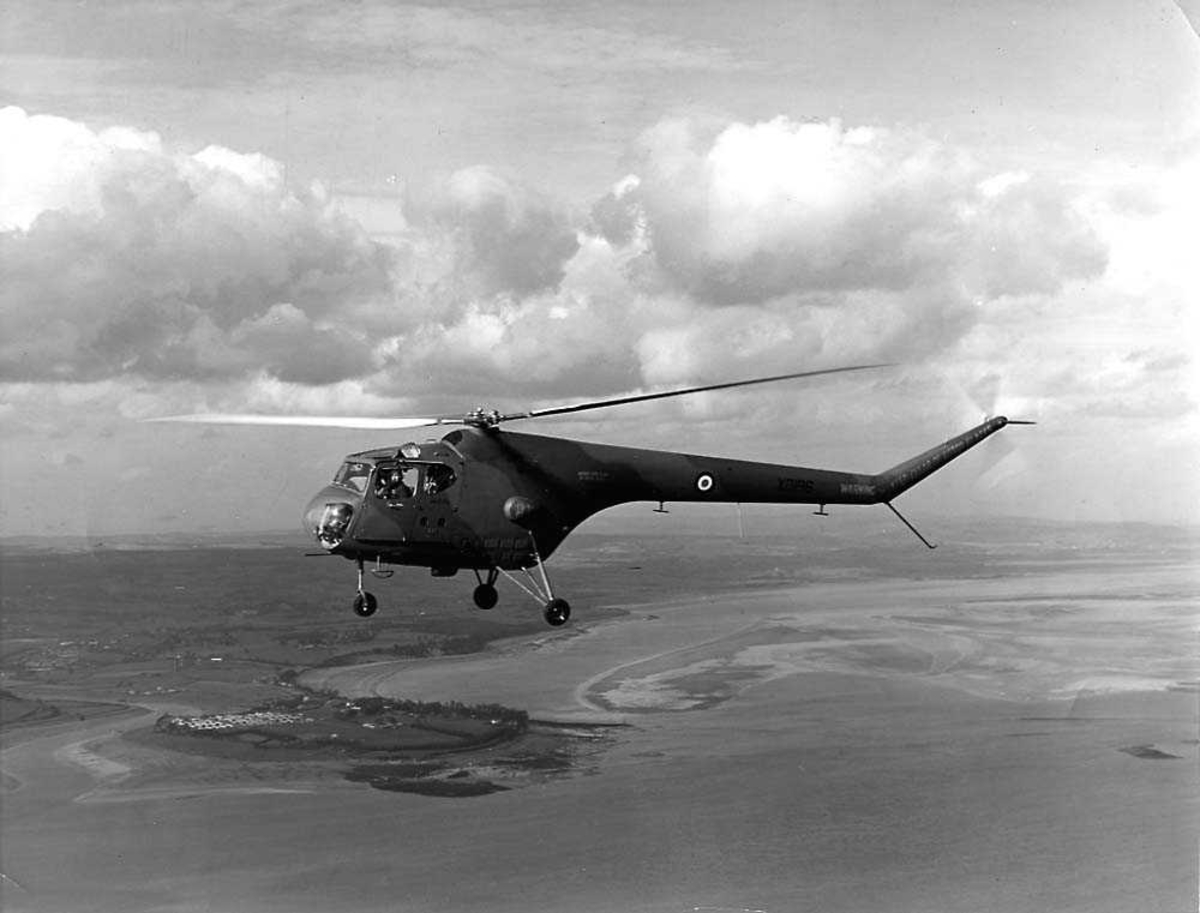 Luftfoto. Ett helikopter i luften, Bristol Type 171 Sycamore. - Norsk ...