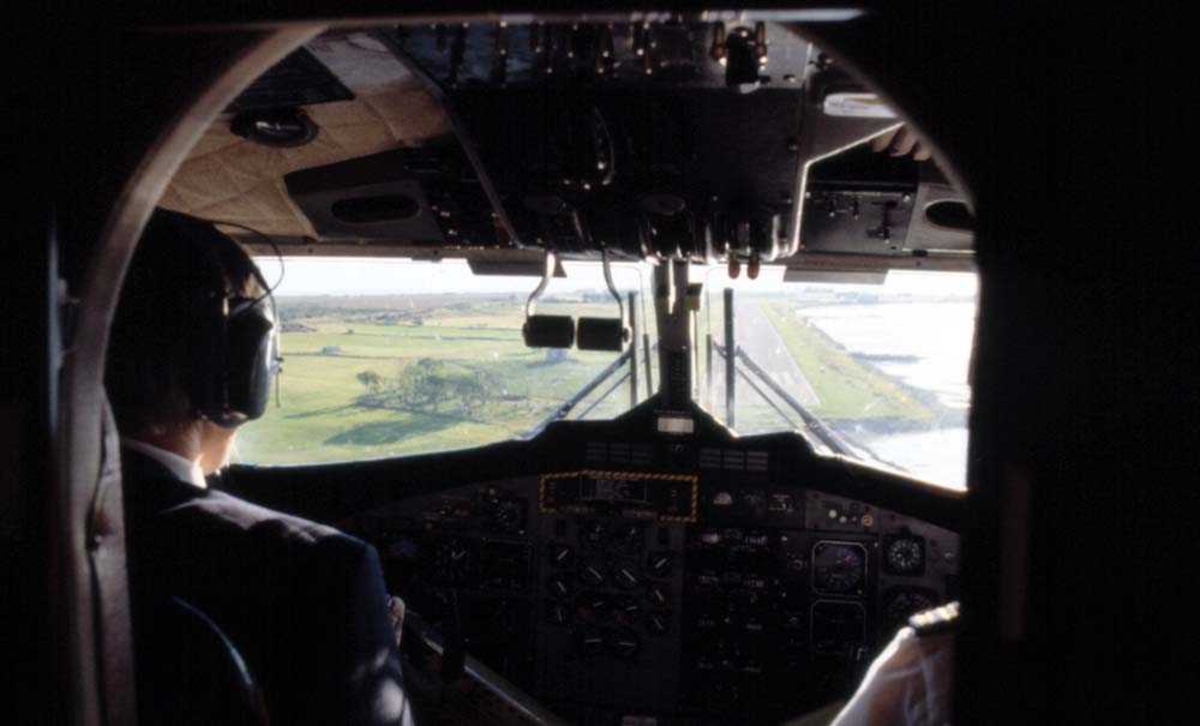 Luftfoto. Skagen Flyplass, foto fra cockpit DHC-6-300 Twin Otter fra ...