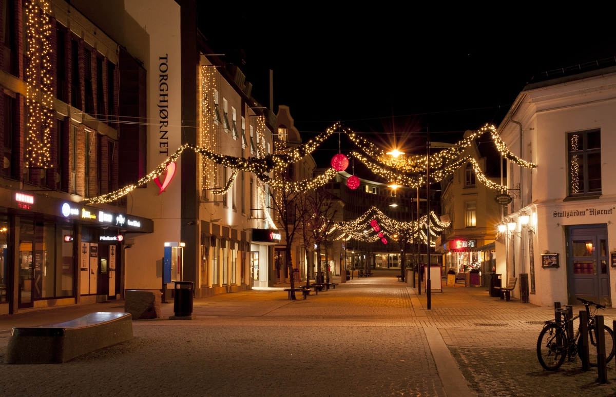 Julepyntet kveldsstemning i Hamar sentrum, Julegate, Torggata. Kveld ...