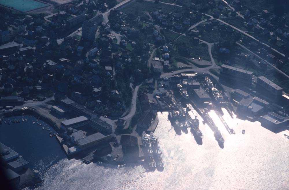 Luftfoto. Harstad. Oversikt over Samasjøen og verftet Fa. E. Nilsens ...