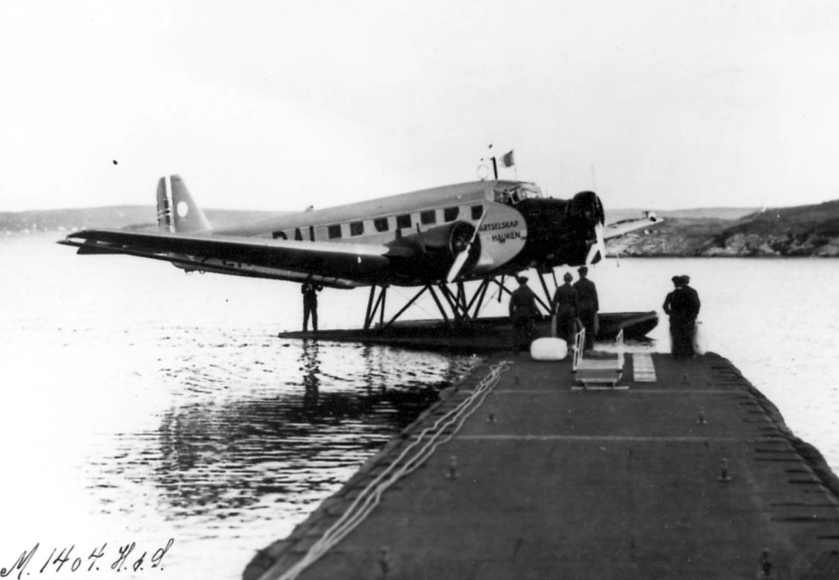 Sjøflyhavn. ett fly Junkers Ju 52/3mge LN-DAI "Hauken", ligger ved ...