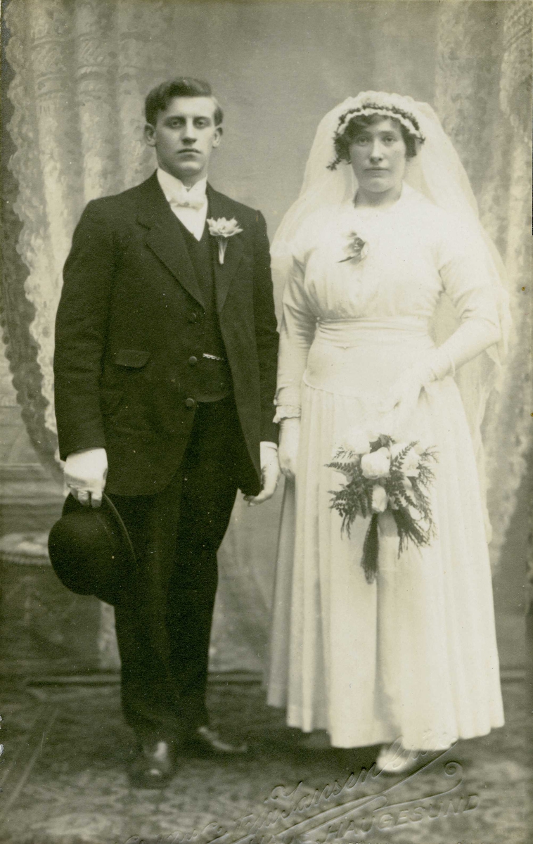 Portrett - Bryllupsbilde av Volbert Hauge og Laura Hauge f. Vikshaaland ...