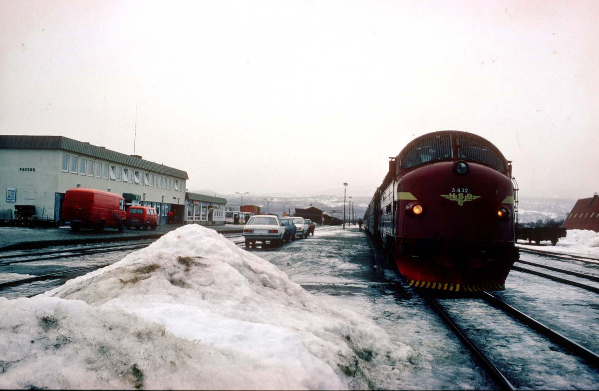 Tog 452, dagtoget Bodø - Trondheim, med NSB dieselelktrisk lokomotiv Di ...