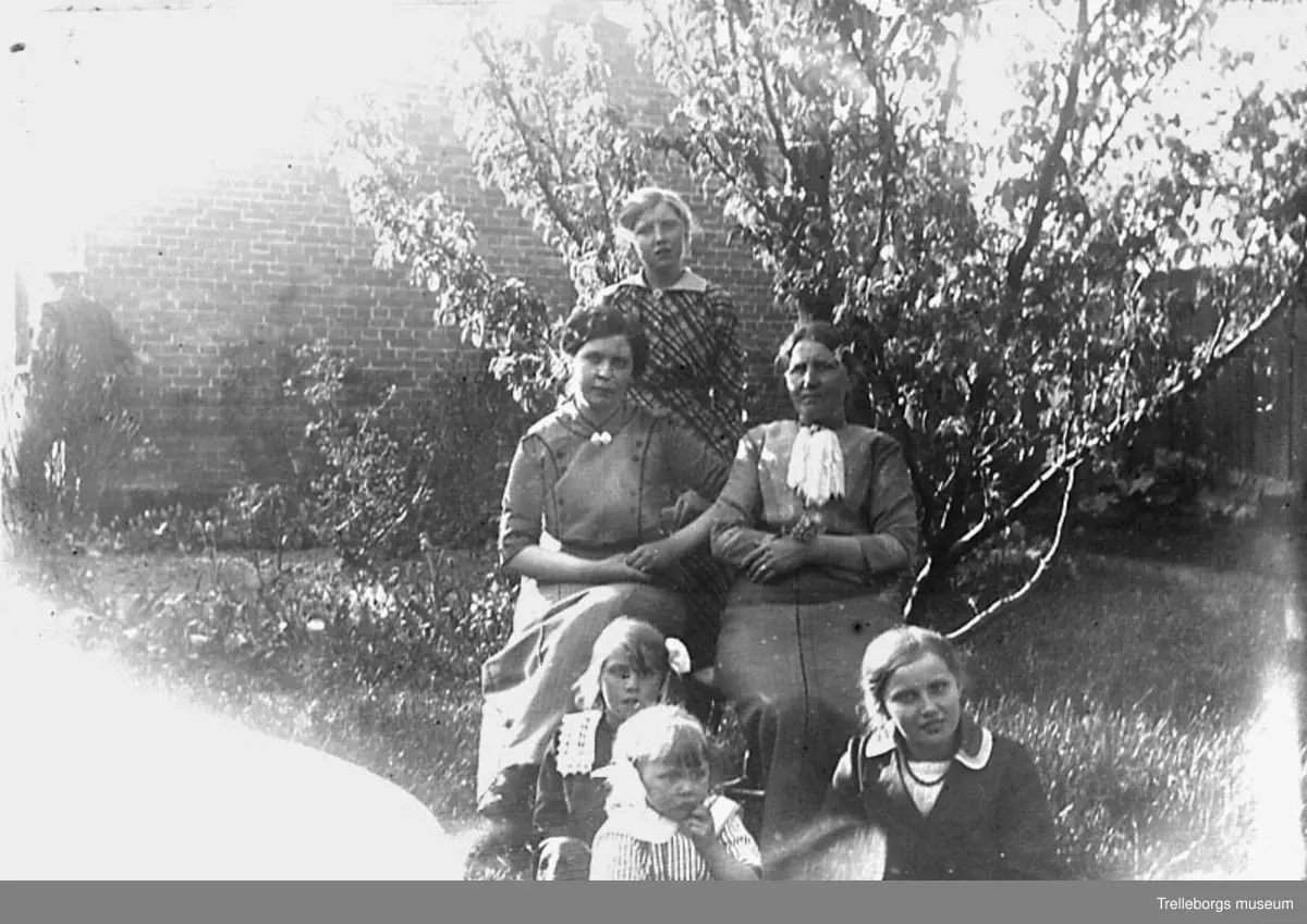 Stående bakerst: Ingeborg Francke. Sittande från vänster: Millan ...