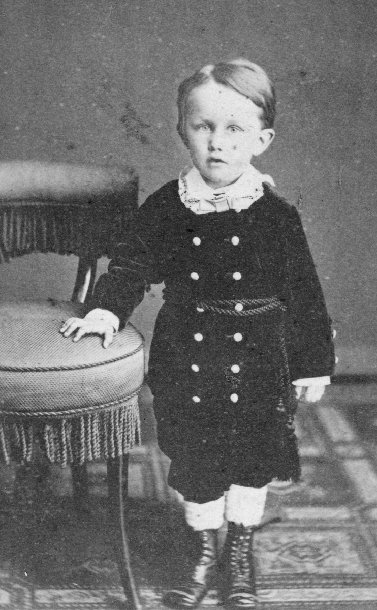 Christian Murer i finklær ved siden av stol. - Telemark Museum ...