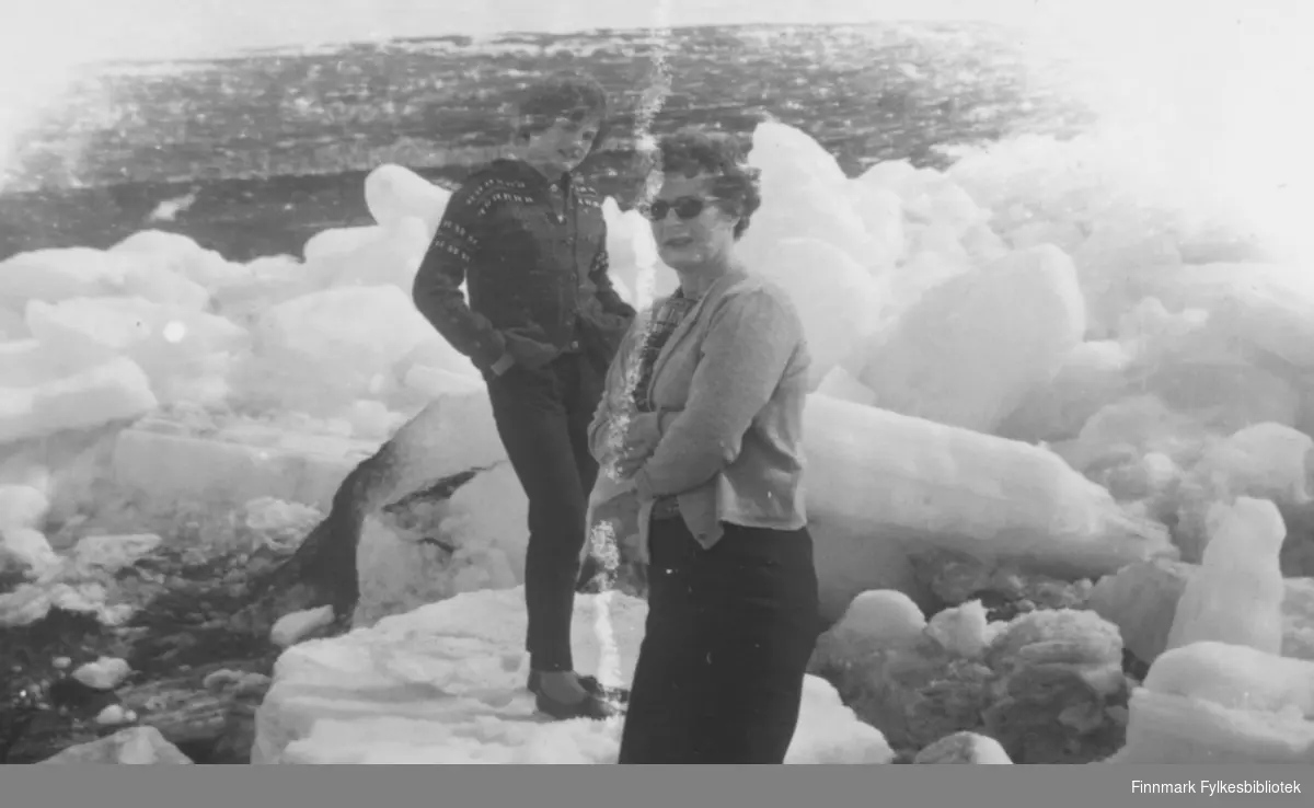 Isgang i Tanaelva, ca. 1960. Fra venstre: Torill og Ragnhild Ebeltoft ... Isgang i Tanaelva, ca. 1960. Fra venstre: Torill og Ragnhild Ebeltoft ...