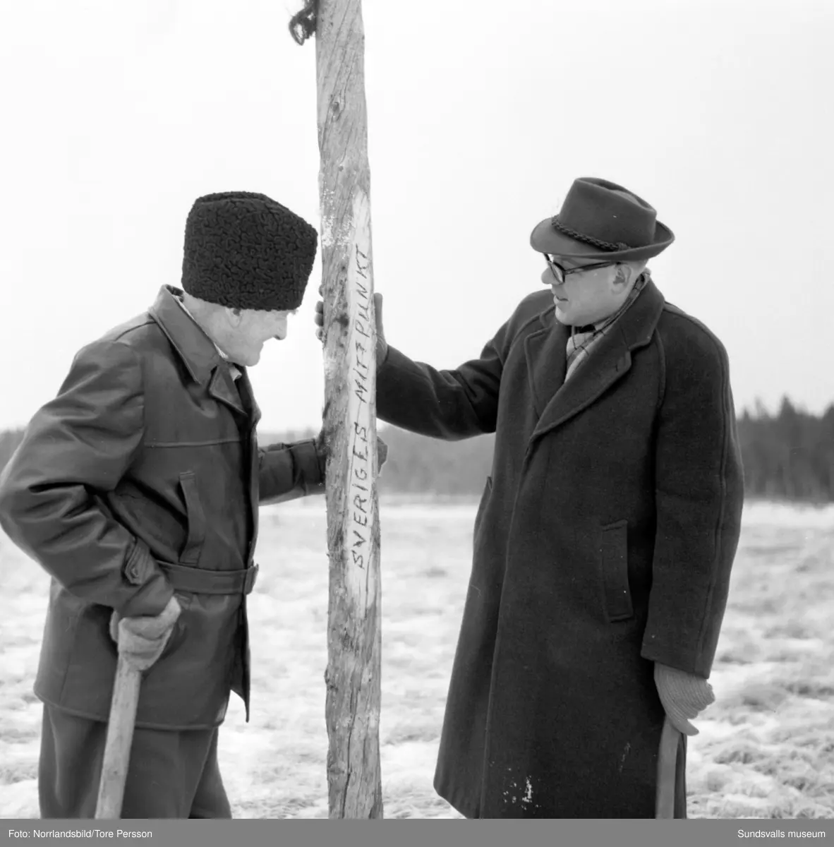 Kommunalkamrer Åke Jonsson och slaktare Axel Lindgren märker ut ...
