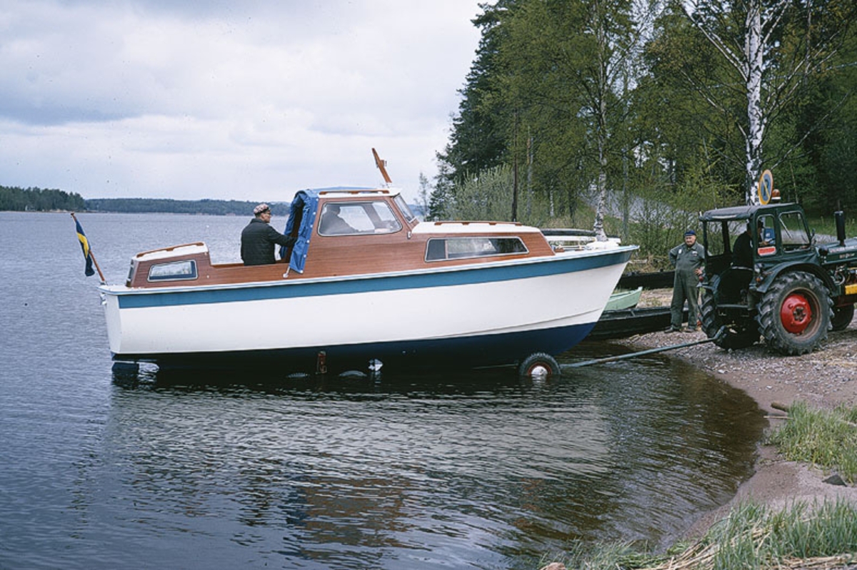Prototyp till Albin 25 tas upp ur vattnet med traktor. - Sjöhistoriska ...