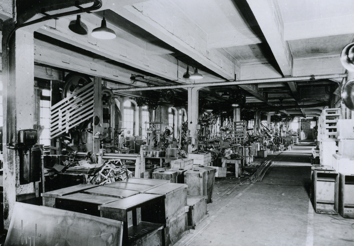 Oskarshamns varv. Gamla maskinverkstaden, med utsikt remdrift i taket ...