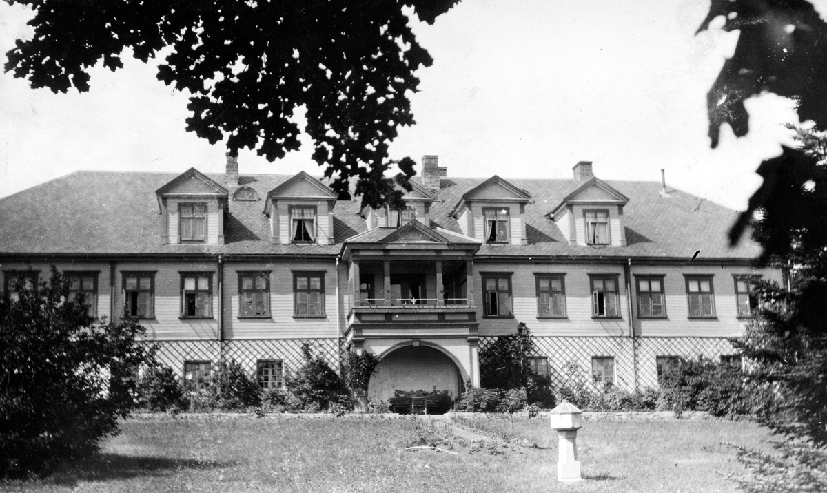 Grefsheim gård, Nes Hedmark. Hovedbygningen fra ca. 1830. veranda ...