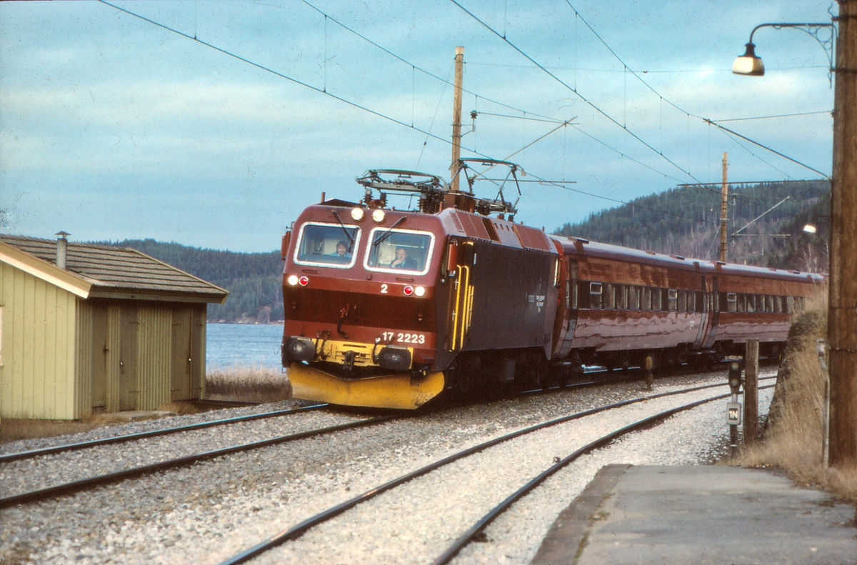 Ekspresstog 42 "Dovresprinten" passerer Espa stasjon. NSB elektrisk ...