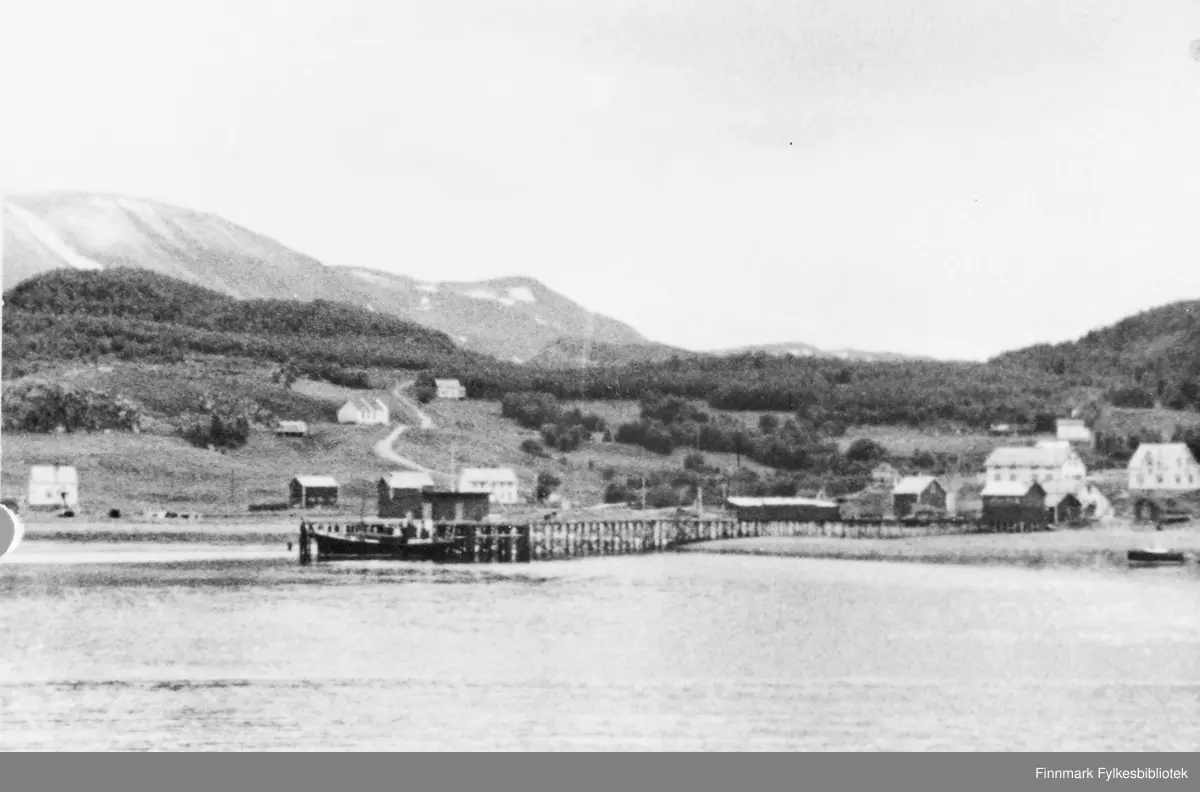 Talvik før krigen, fotografert fra sjøen. Vi ser bygda med kaia ...