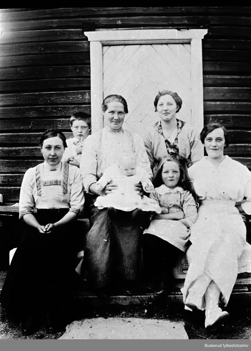 Heggen gård fra venstre, Anne Ulven, Kristian Grov, Sigrid Grov, Olga ...