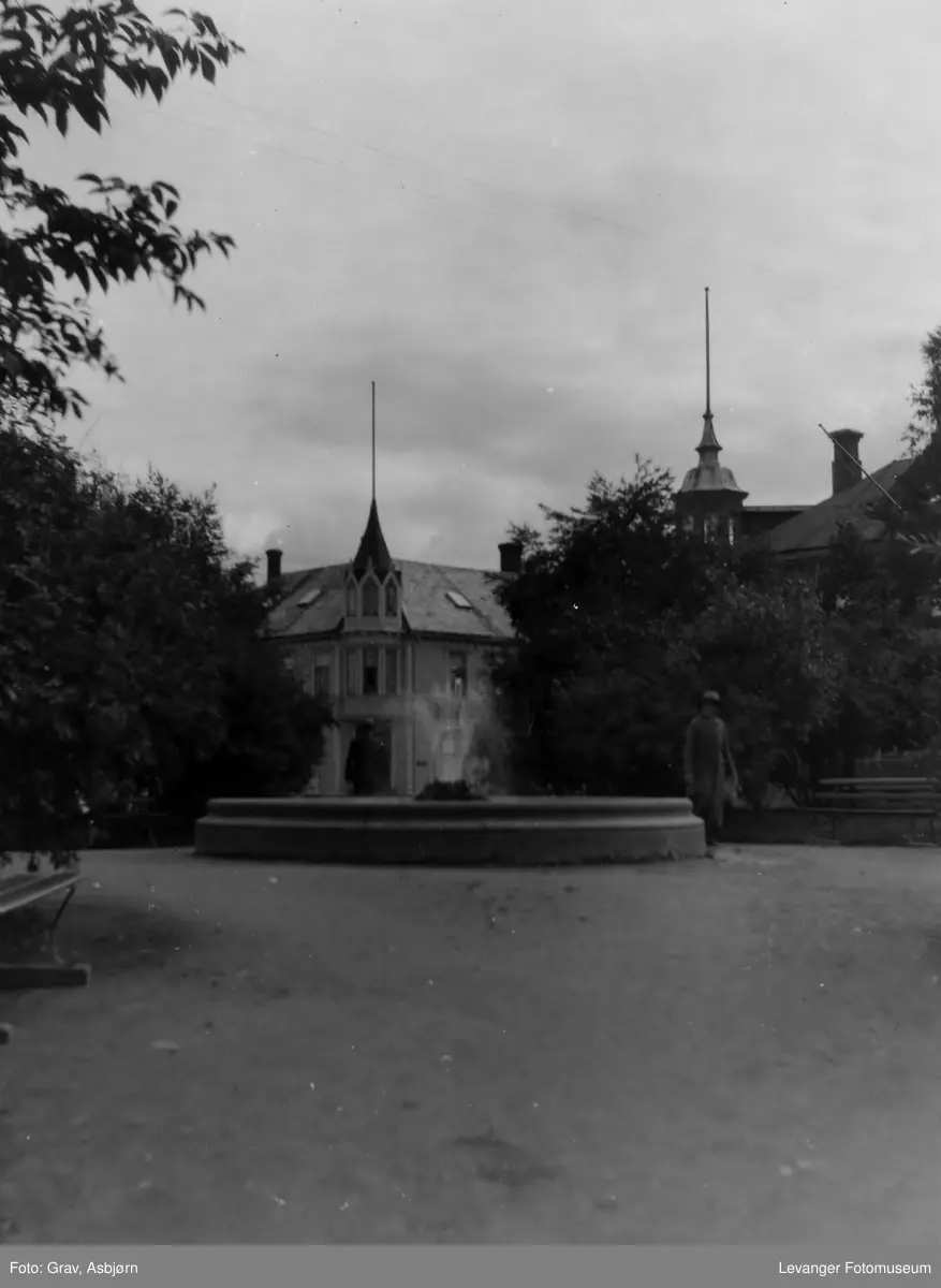 Park med fontene og benker, hus med tårn. -#N# Levanger Fotomuseum /#N ...
