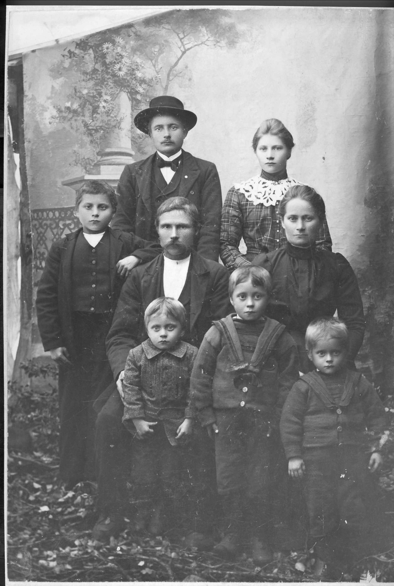 Anna og Jonas Johnsen med barna Karl, Charlotte, Julius, Sigvald, Otto ...