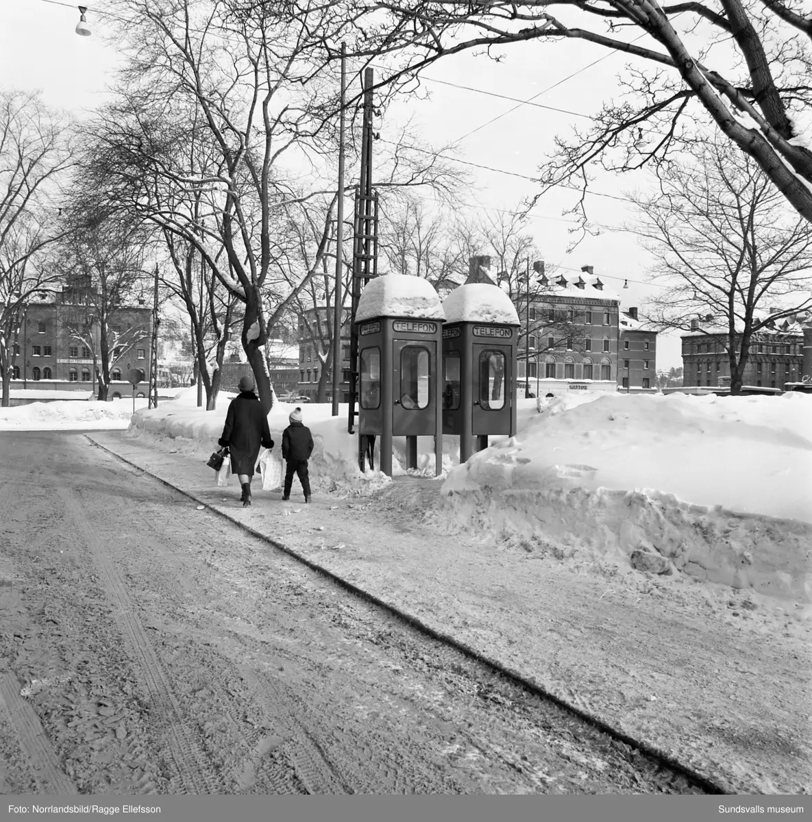 Vinterbilder från Sundsvall den snörika vintern 1966. Esplanaden ...