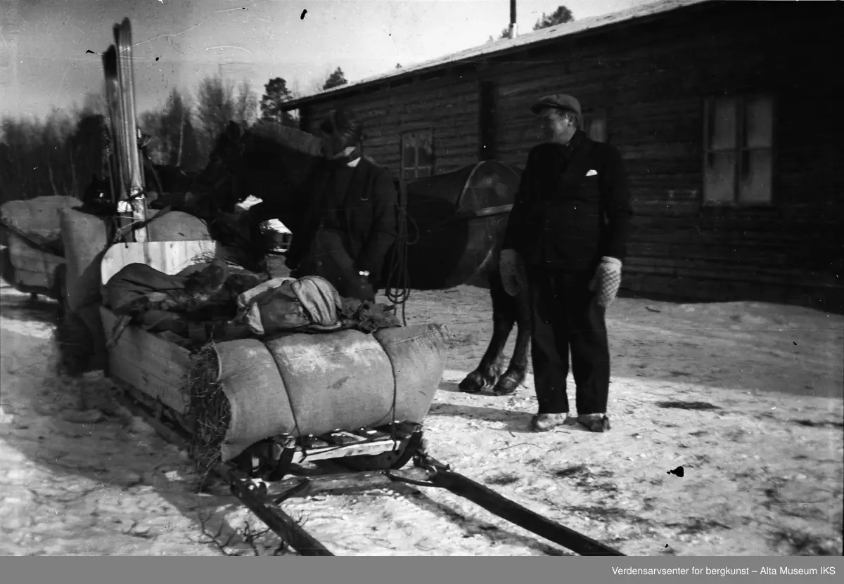 En Mann Og En Kvinne Står Blant Hester Og Sleder Utenfor En Fjellstue
