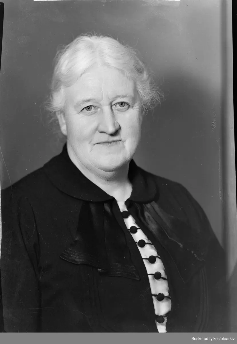 Fru treskjærer Engen. Anne Elise Honerud fra Haug - Buskerud ...