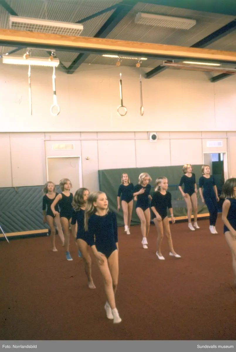 Gymnastiklektion på Nackstaskolan. Större delen av flickorna har ...