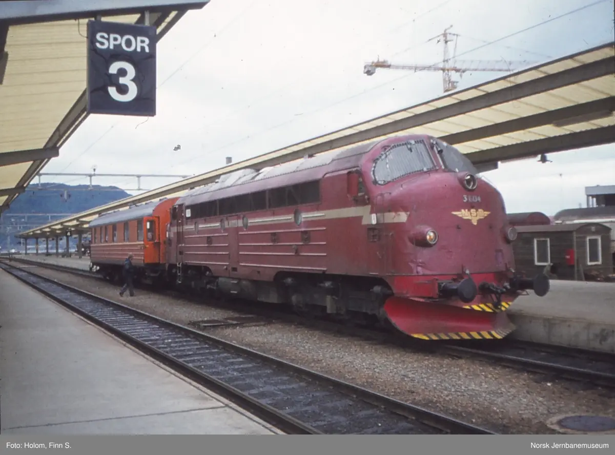 Diesellokomotiv Di 3 604 og svensk Mauzin målevogn (Mätvogn) på ...