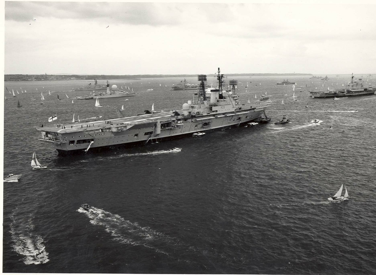 Britisk hangarskip, HMS "Ark Royal". - Forsvarets museer / DigitaltMuseum